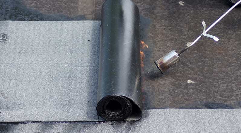 Should Flat Roofs Be Sloped? Angle, Pitch, Drainage & More